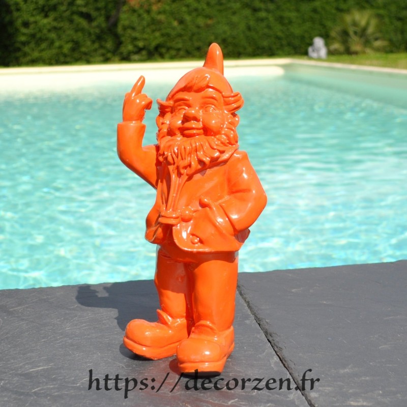 Nain de jardin insolent avec doigt d'honneur