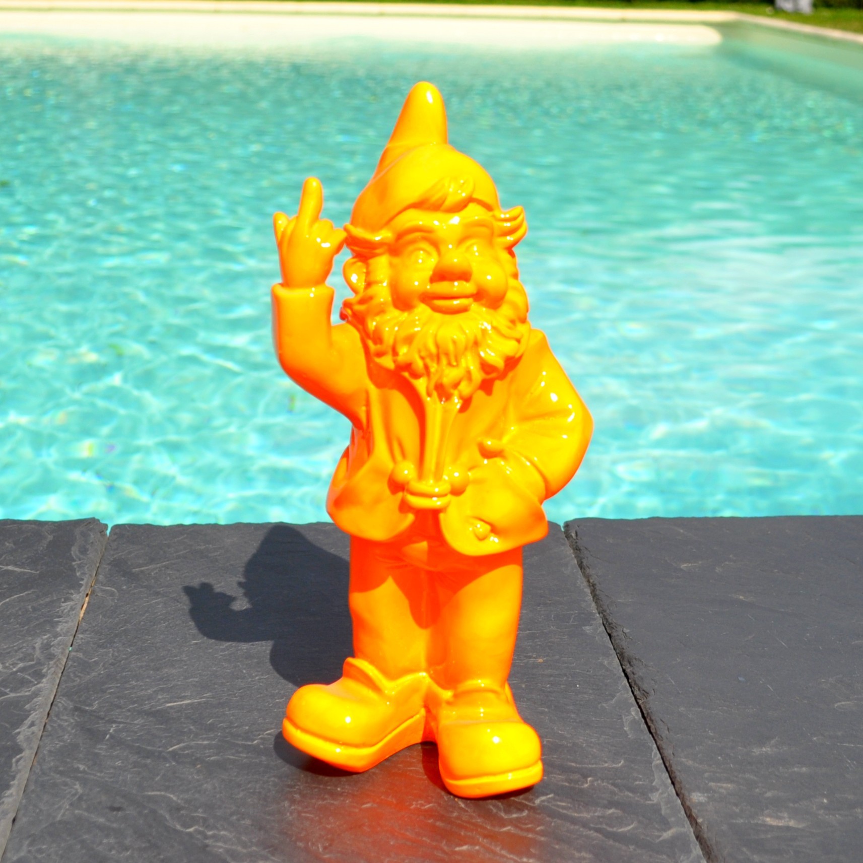 Nain de jardin insolent avec doigt d'honneur